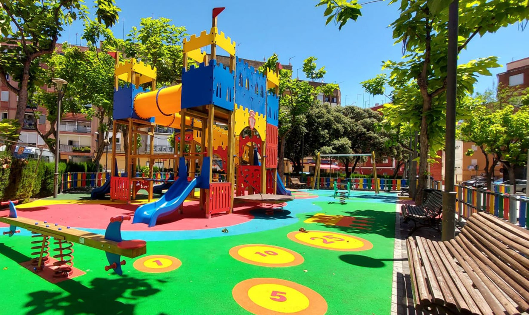 ¿Por qué elegimos el caucho para nuestros parques infantiles?
